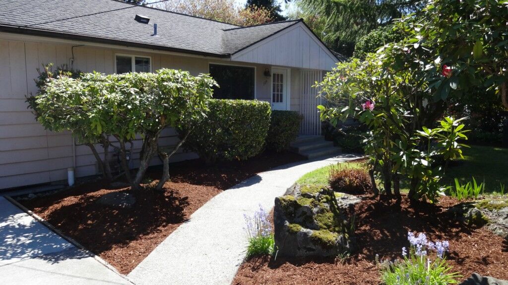 4 bed Bellevue home for lease: 124 110th Place SE, Bellevue, WA 98004