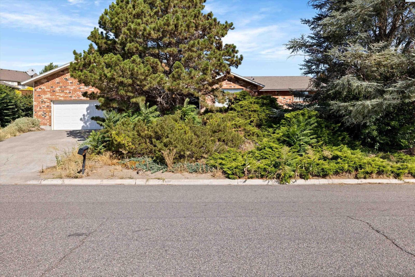 Home for sale in West Richland: 4202 Maple Lane, West Richland, WA 99353