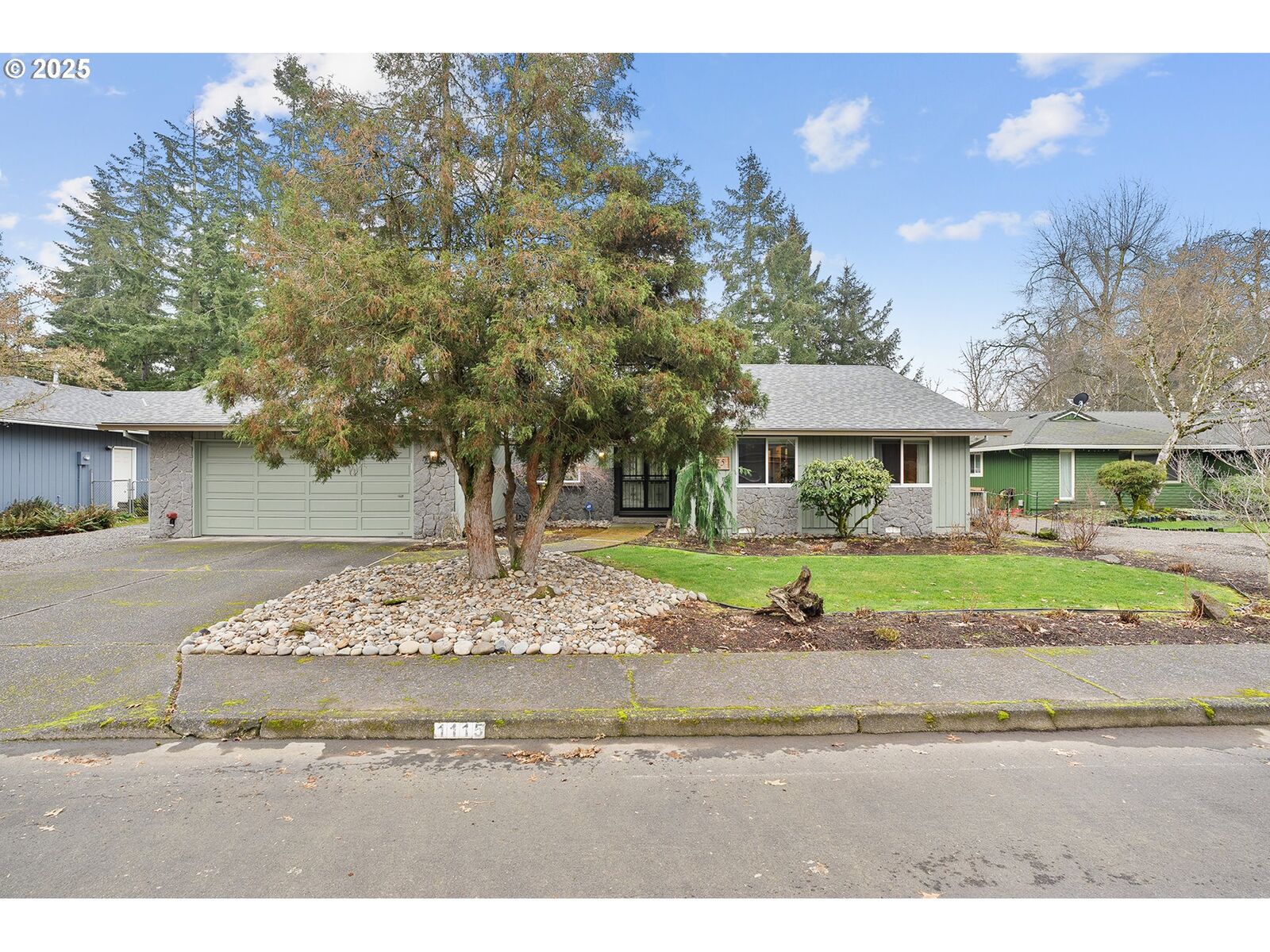 Home for sale in Gladstone: 1115 Stonewood Ct, Gladstone, OR 97027