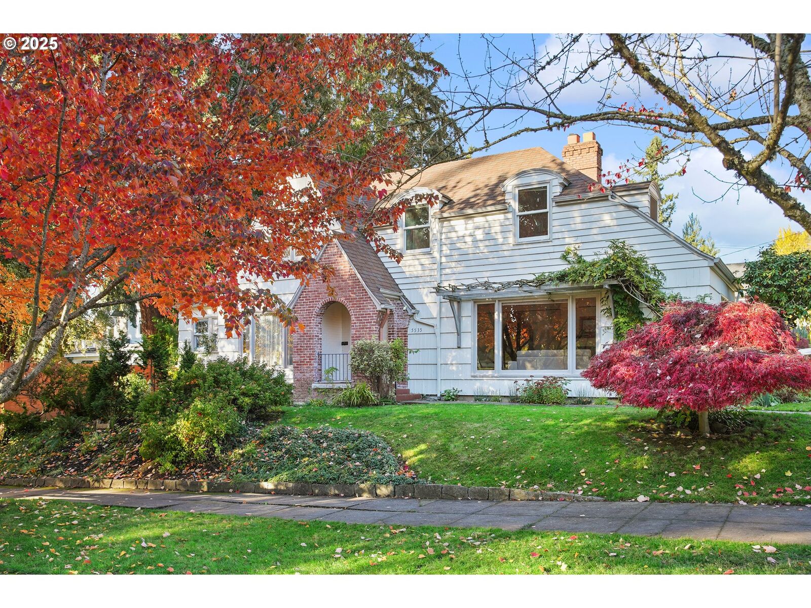 House for sale in Portland: 5535 SE Madison St, Portland, OR 97215